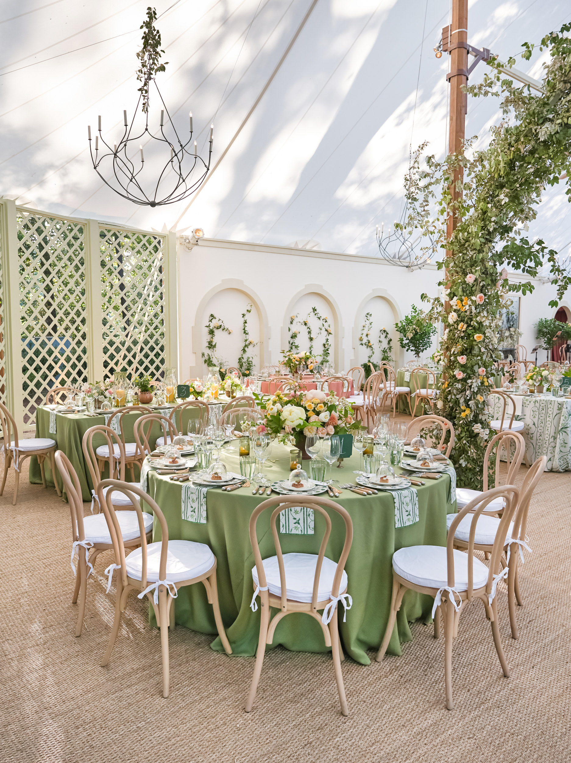 The Bride Wore Oscar de la Renta Down The Aisle at Her Romantic Wedding ...