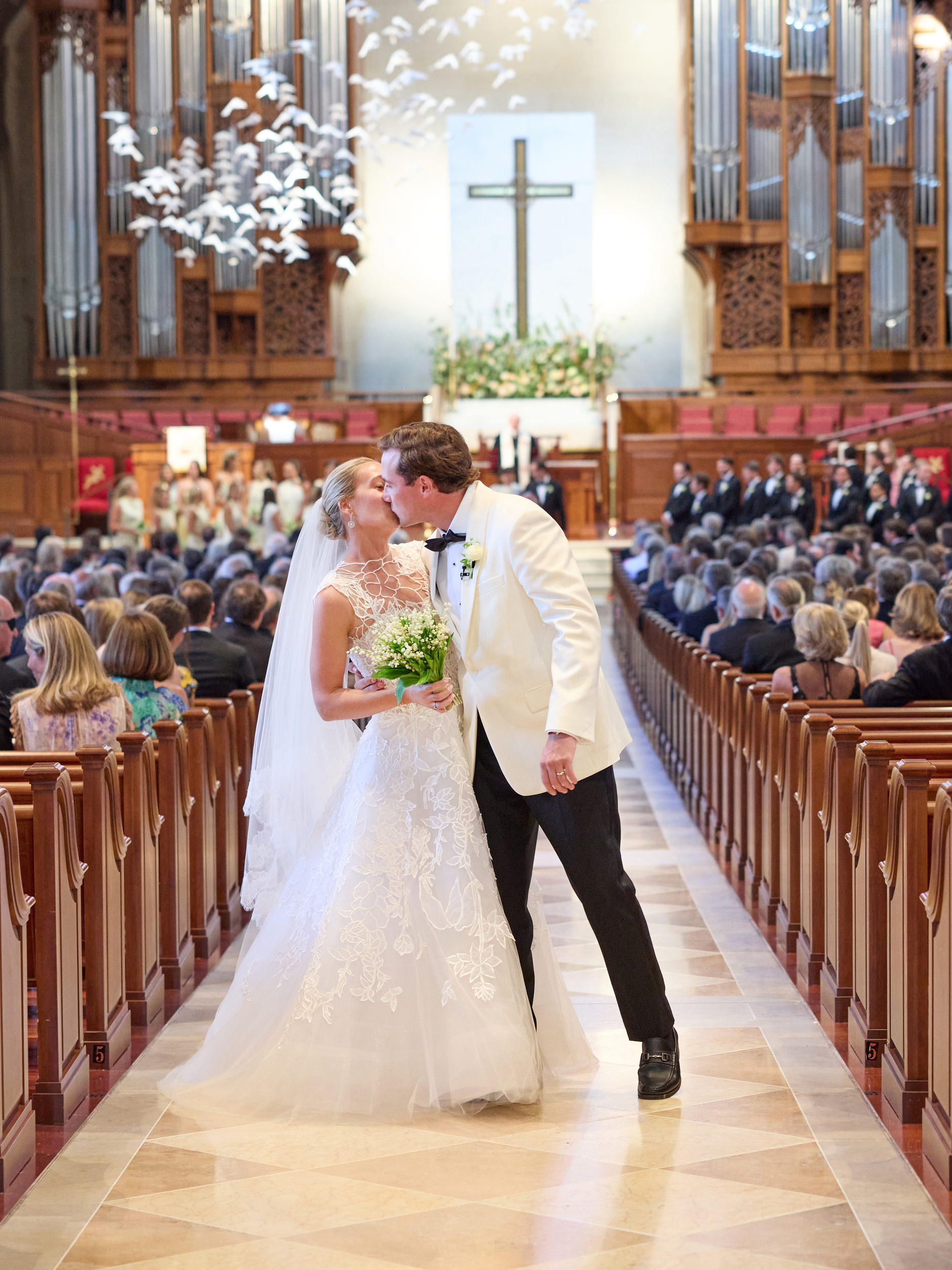 The Bride Wore Oscar de la Renta Down The Aisle at Her Romantic Wedding ...