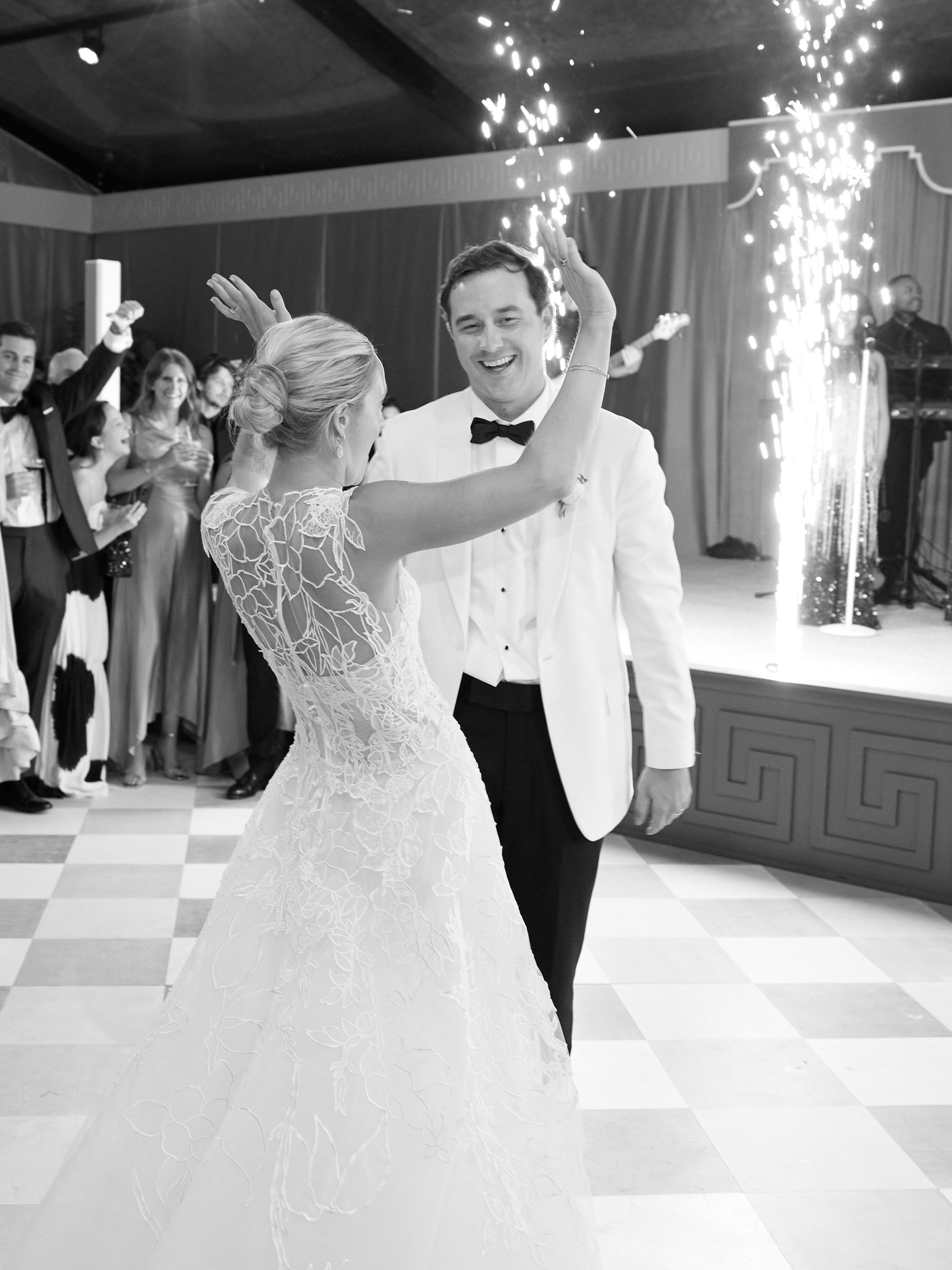 The Bride Wore Oscar de la Renta Down The Aisle at Her Romantic Wedding ...